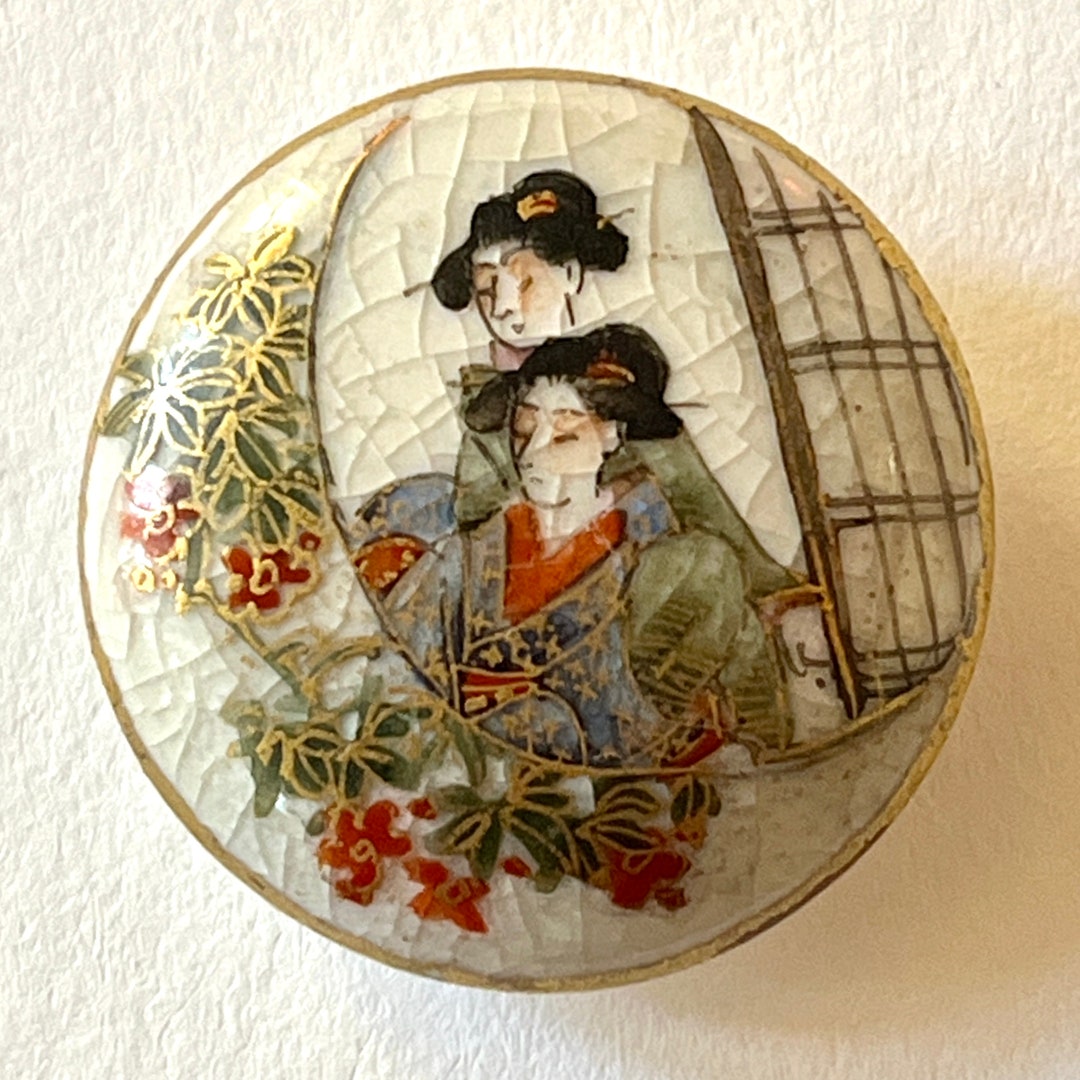 Older Satsuma Button. 2 Figures with Screen and Blossoms. - Etsy 日本