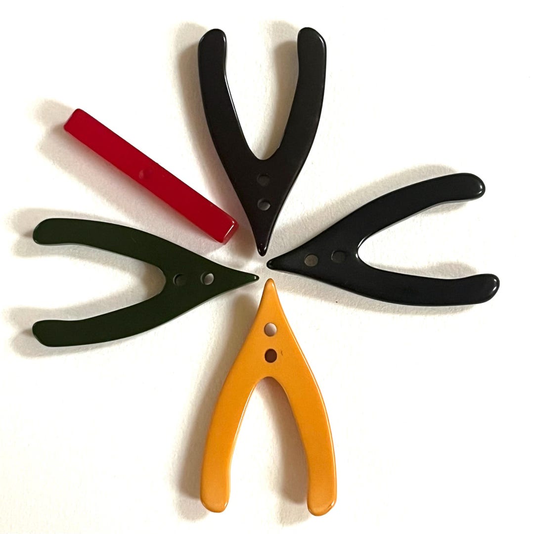 4 Bakelite Realistic Good Luck Wish Bone Buttons. You Get the 4 for the ...