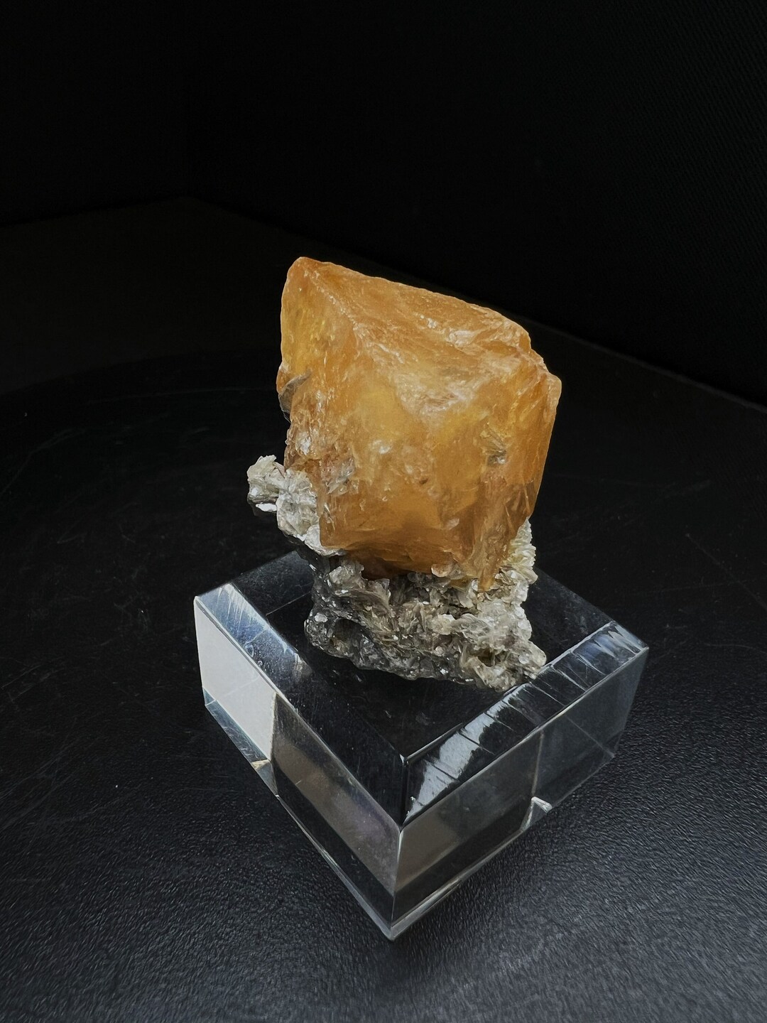 A Complete Crystal of Scheelite From China- Collectors Piece, Statement ...