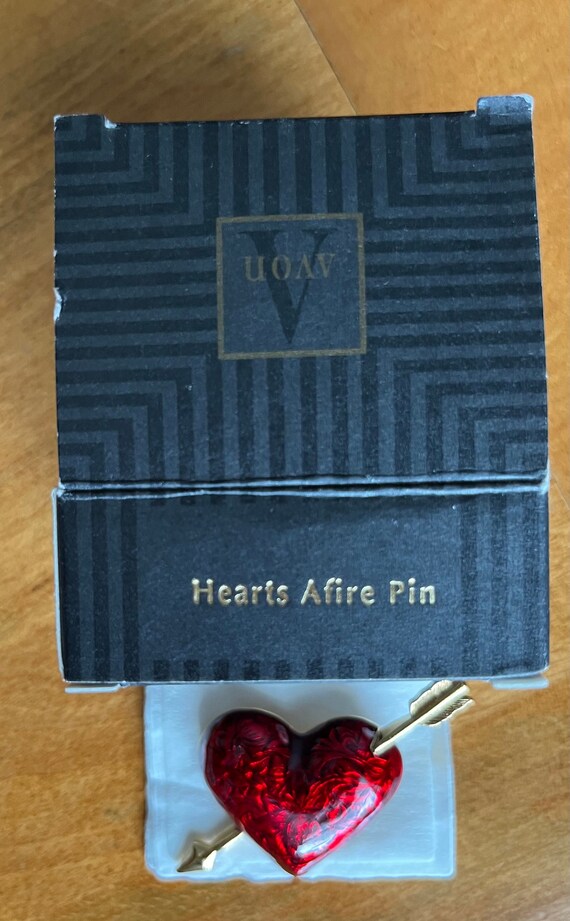 1996 Avon Hearts Afire Brooch - Gem