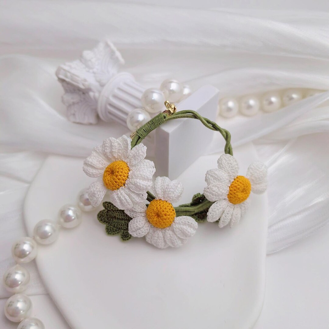 Small Daisy Wreath Crochet Brooch | Handmade | Vintage and Elegant ...