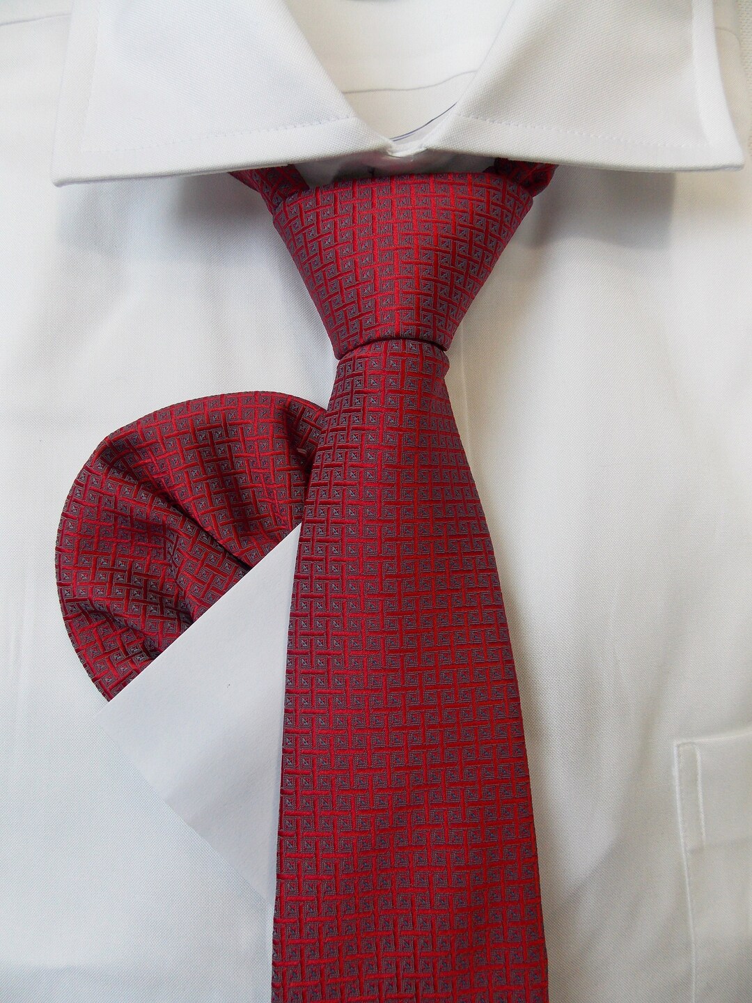 Cravate rouge et bleue et ensemble carré de poche pour les mariages ...