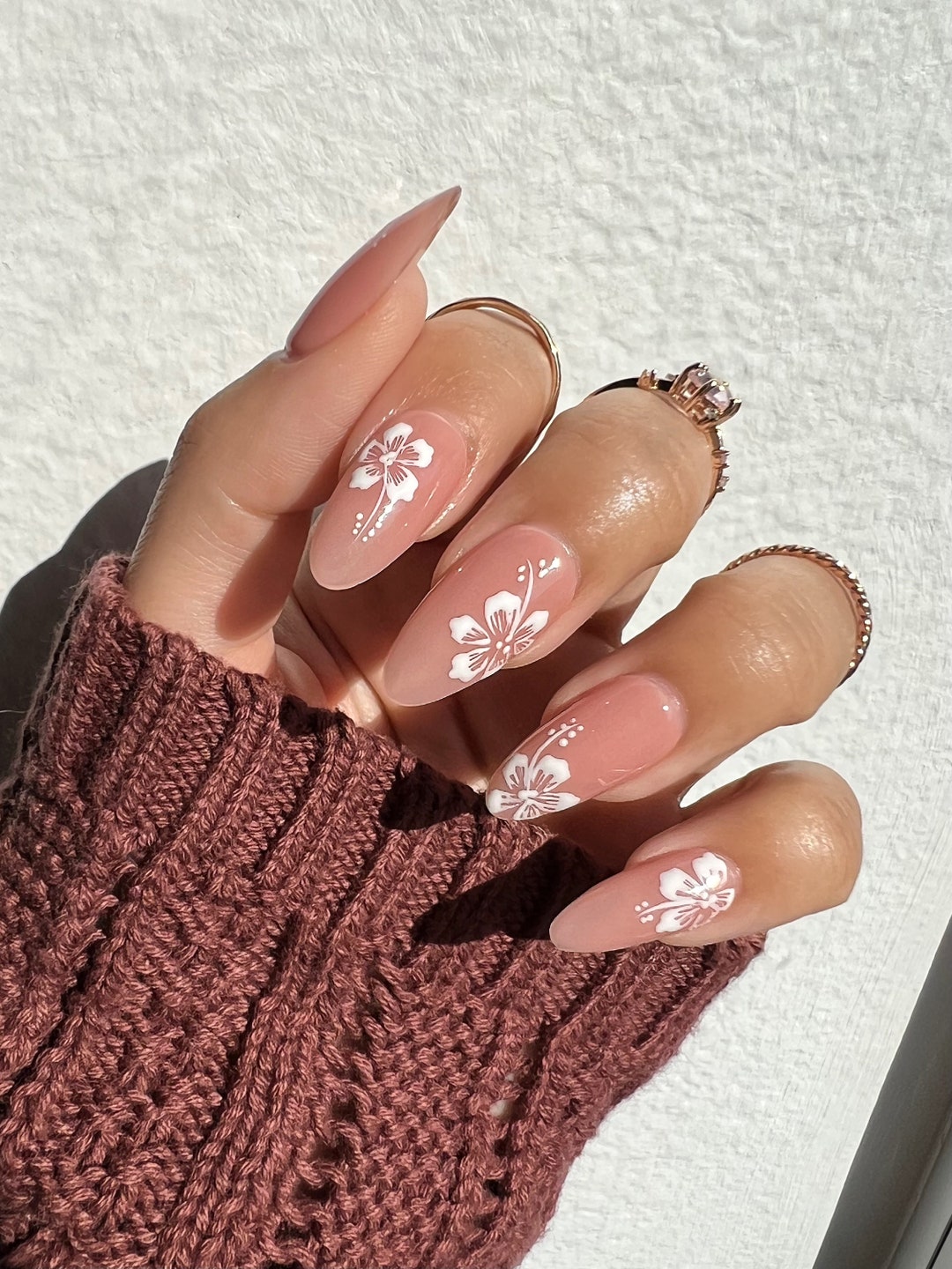 HAWAII HIBISCUS NAILS | Neutral and White Hibiscus Flower Nails | X ...