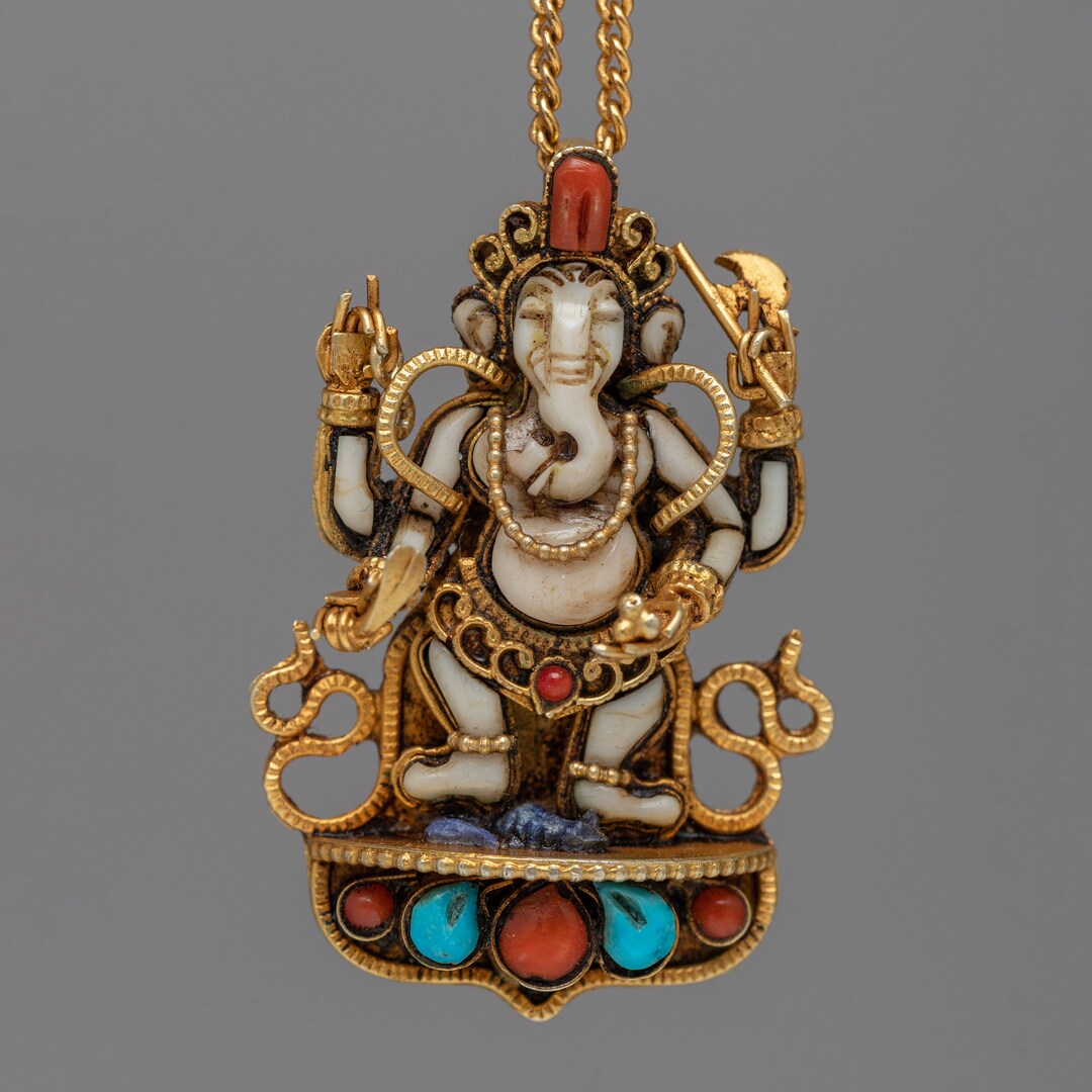 Graceful Locket of Enduring Love and Beauty | Hindu Deity Lord Ganesh ...