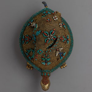 Handcrafted Tortoise & Conch Shell Set: Gemstone Engravings Reflecting ...