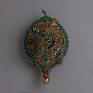 Handcrafted Tortoise & Conch Shell Set: Gemstone Engravings Reflecting ...