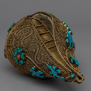 Handcrafted Tortoise & Conch Shell Set: Gemstone Engravings Reflecting ...