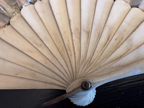 Antique fan, 19th century, bone and fabric. Hand pain… - Gem