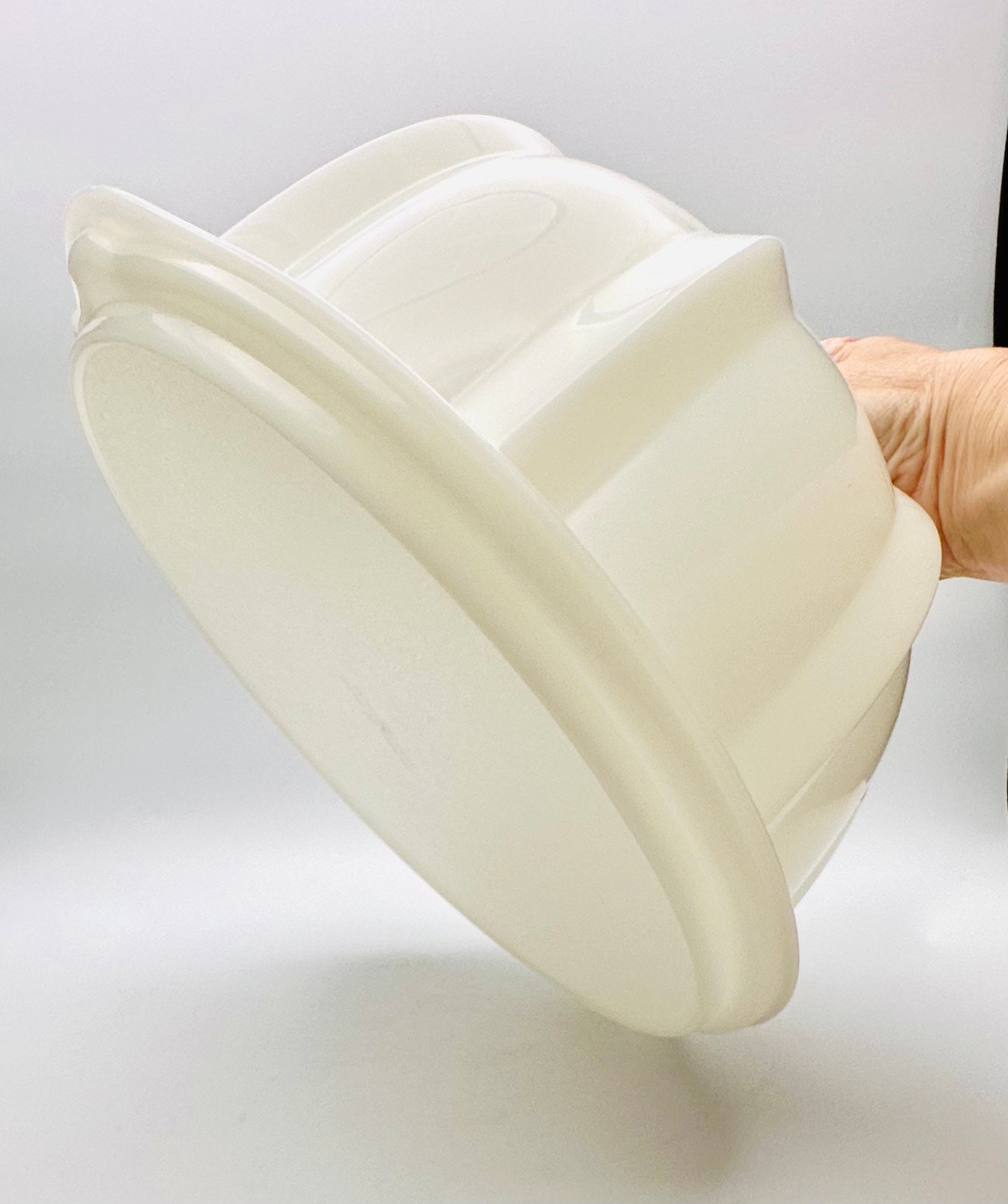 Nordic Ware Vintage Bundt Cake Keeper, Travel Carrier Container, Twist ...