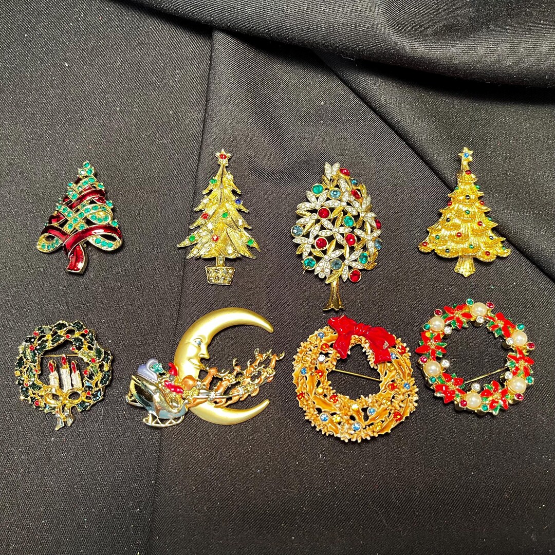 Vintage Christmas Pin, Beautiful Gold Sphinx of England Holiday Brooch ...