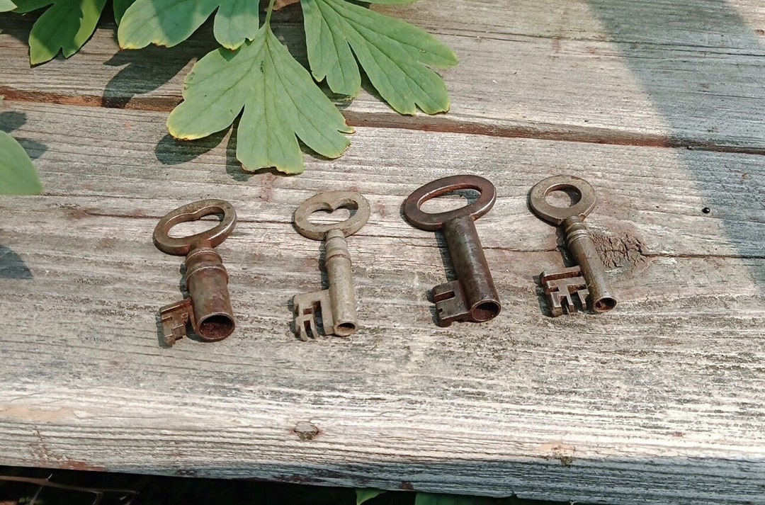 Set of 4 Antique Iron Keys Rustic Metal Architectural Hardware 2.5 ...