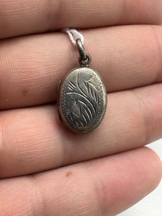Antique Sterling Silver Locket etched - Gem