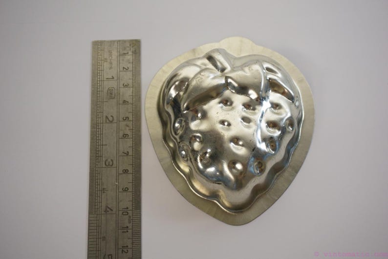 Vintage Strawberry-shaped Shaped Figure Metal Baking Form for Cupcake ...