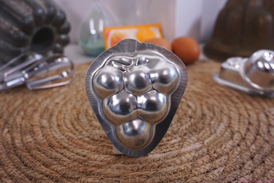 Vintage Grapes-shaped Figure Metal Baking Form for Cupcake, Muffins or ...