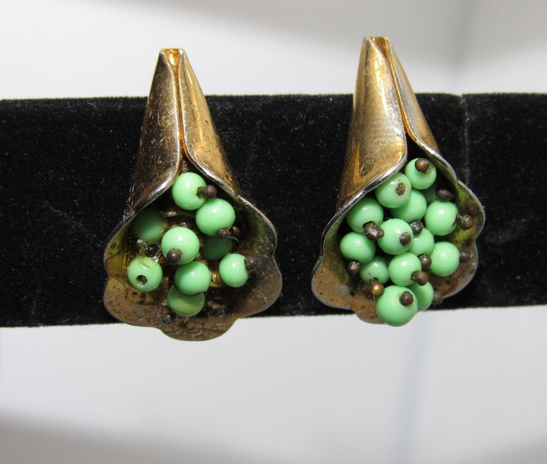 Pretty Vintage 1940s Green Cornucopia Screw Back Earrings Pin up ...
