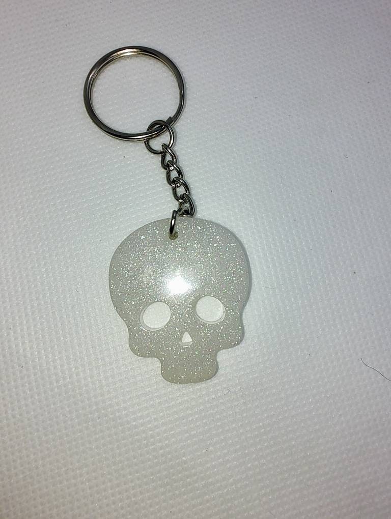 Skull Keychain - Multiple Colors Available! Spooky Skull Keychain ...