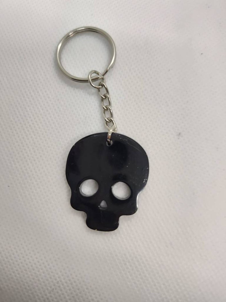 Skull Keychain - Multiple Colors Available! Spooky Skull Keychain ...