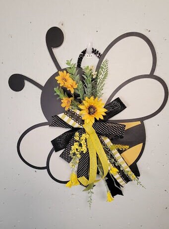 A Bee Door Hanger to Decorate Your Front Door for Spring. - Etsy