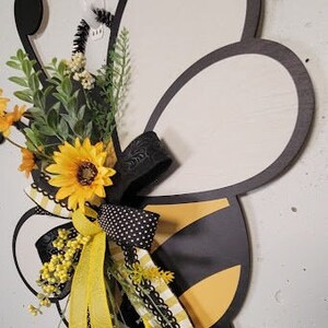 A Bee Door Hanger to Decorate Your Front Door for Spring. - Etsy