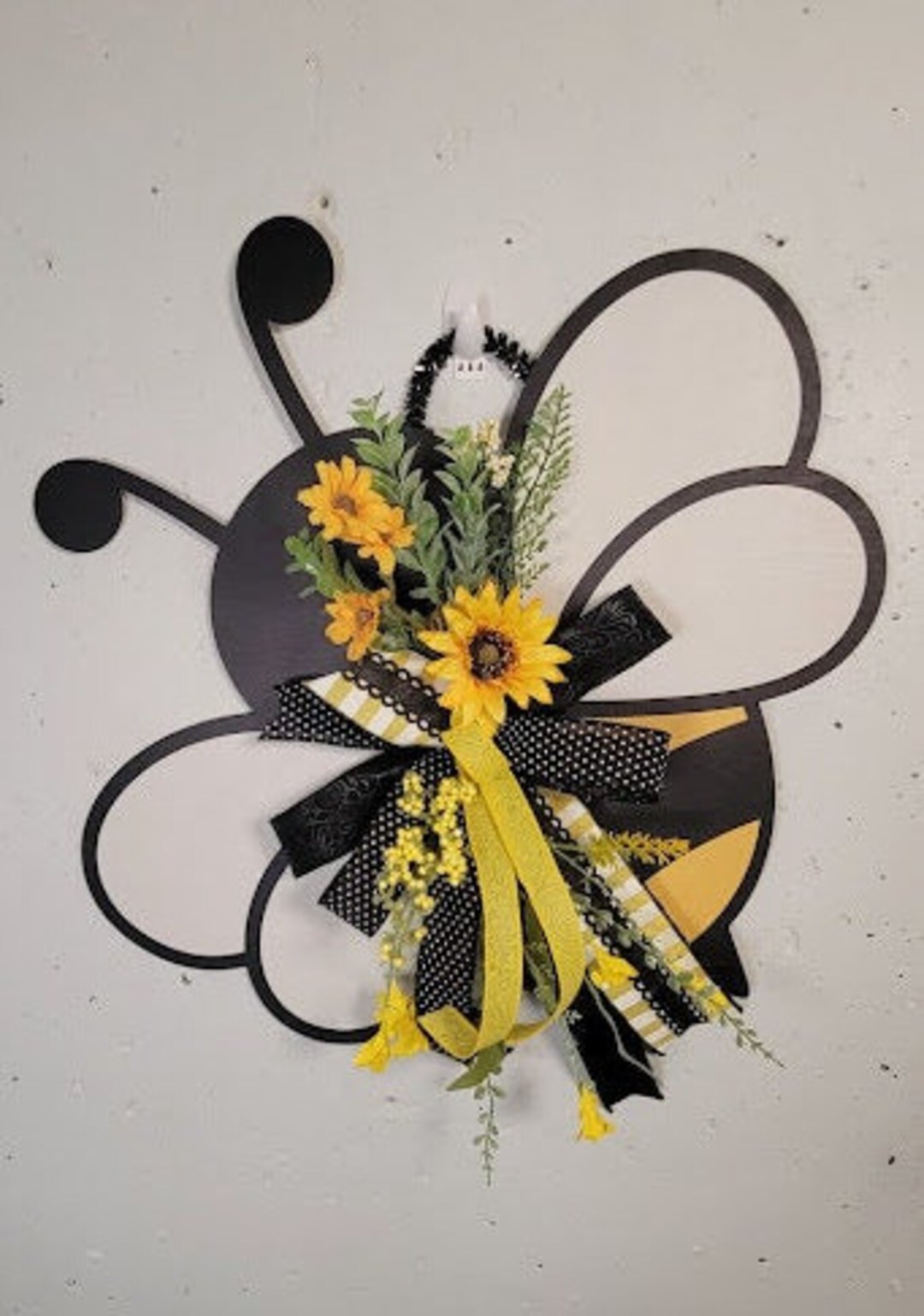 A Bee Door Hanger to Decorate Your Front Door for Spring. - Etsy