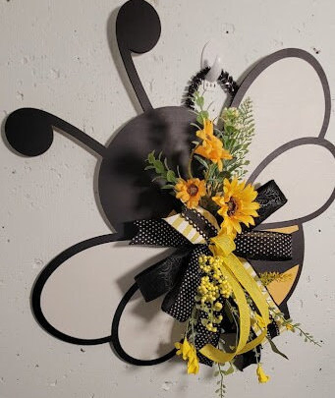 A Bee Door Hanger to Decorate Your Front Door for Spring. - Etsy