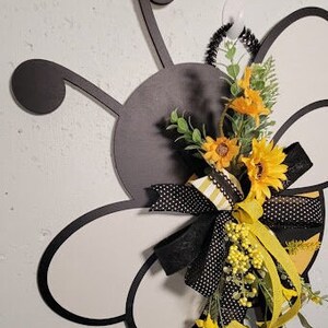 A Bee Door Hanger to Decorate Your Front Door for Spring. - Etsy
