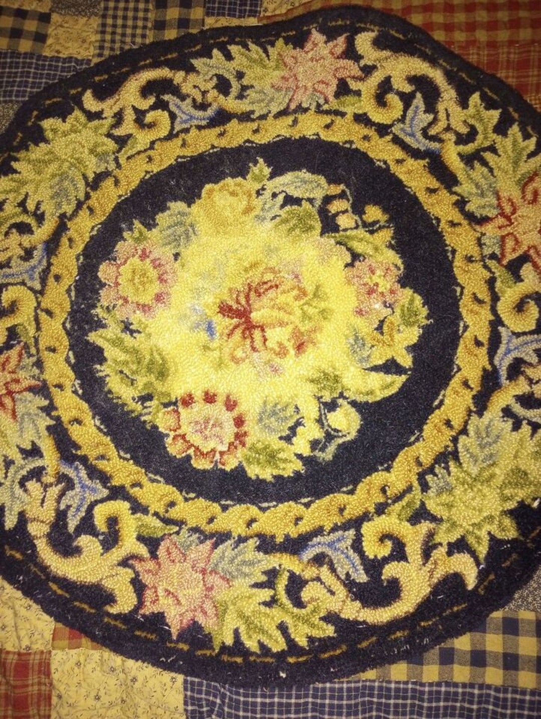 VINTAGE 23 Diameter Round HOOKED RUG, Primitive, Black and Flowers - Etsy