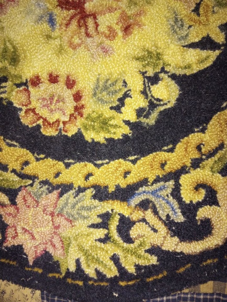 VINTAGE 23 Diameter Round HOOKED RUG, Primitive, Black and Flowers - Etsy
