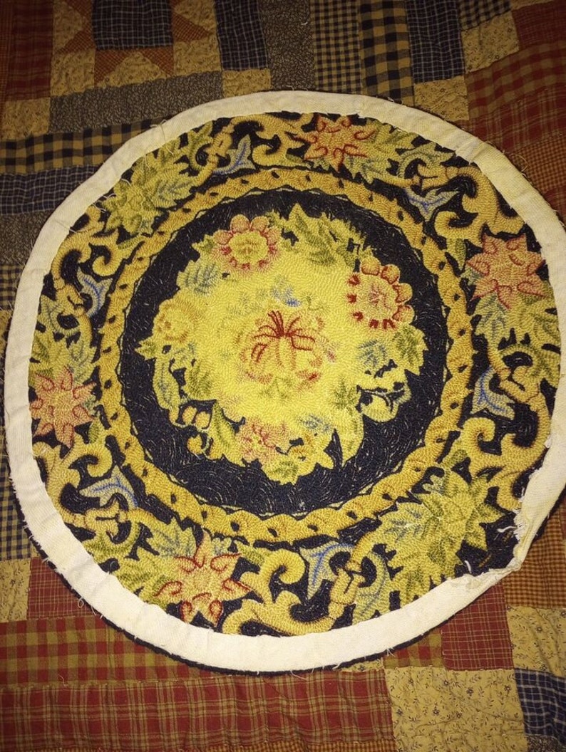 VINTAGE 23 Diameter Round HOOKED RUG, Primitive, Black and Flowers - Etsy