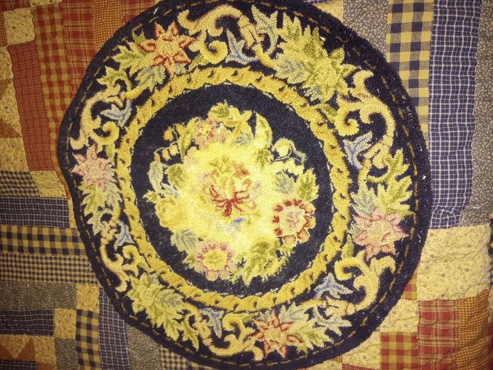 VINTAGE 23 Diameter Round HOOKED RUG, Primitive, Black and Flowers - Etsy