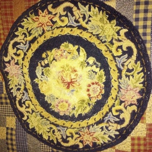 VINTAGE 23 Diameter Round HOOKED RUG, Primitive, Black and Flowers - Etsy