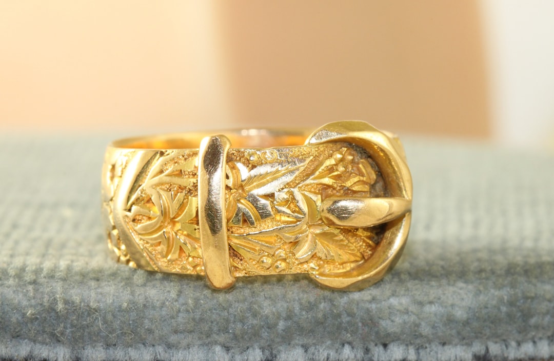 1917 18K Chased Buckle Ring - Etsy