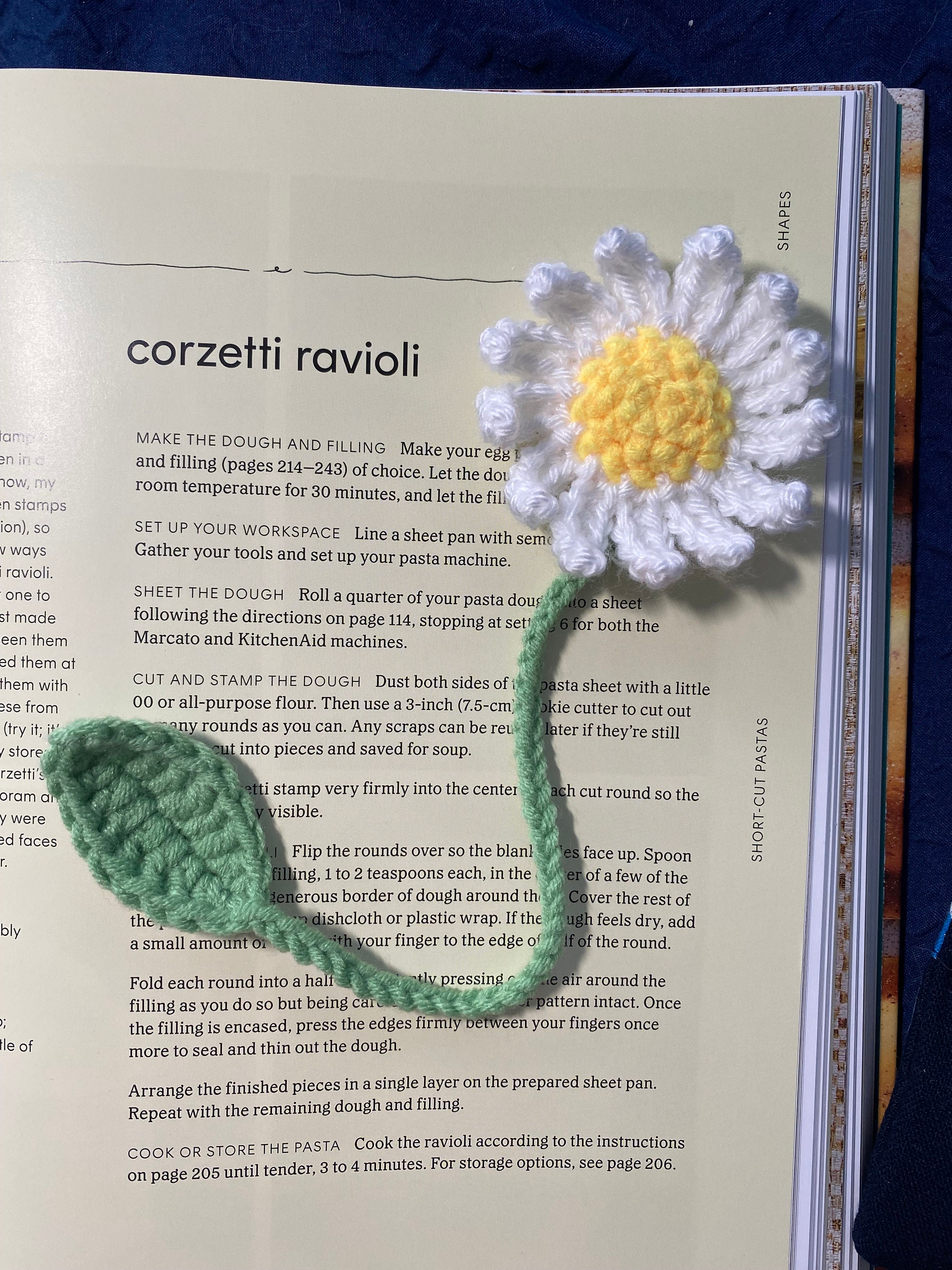 Crochet Daisy Flower Bookmark With Leaf, Accessory for Bookworms - Etsy