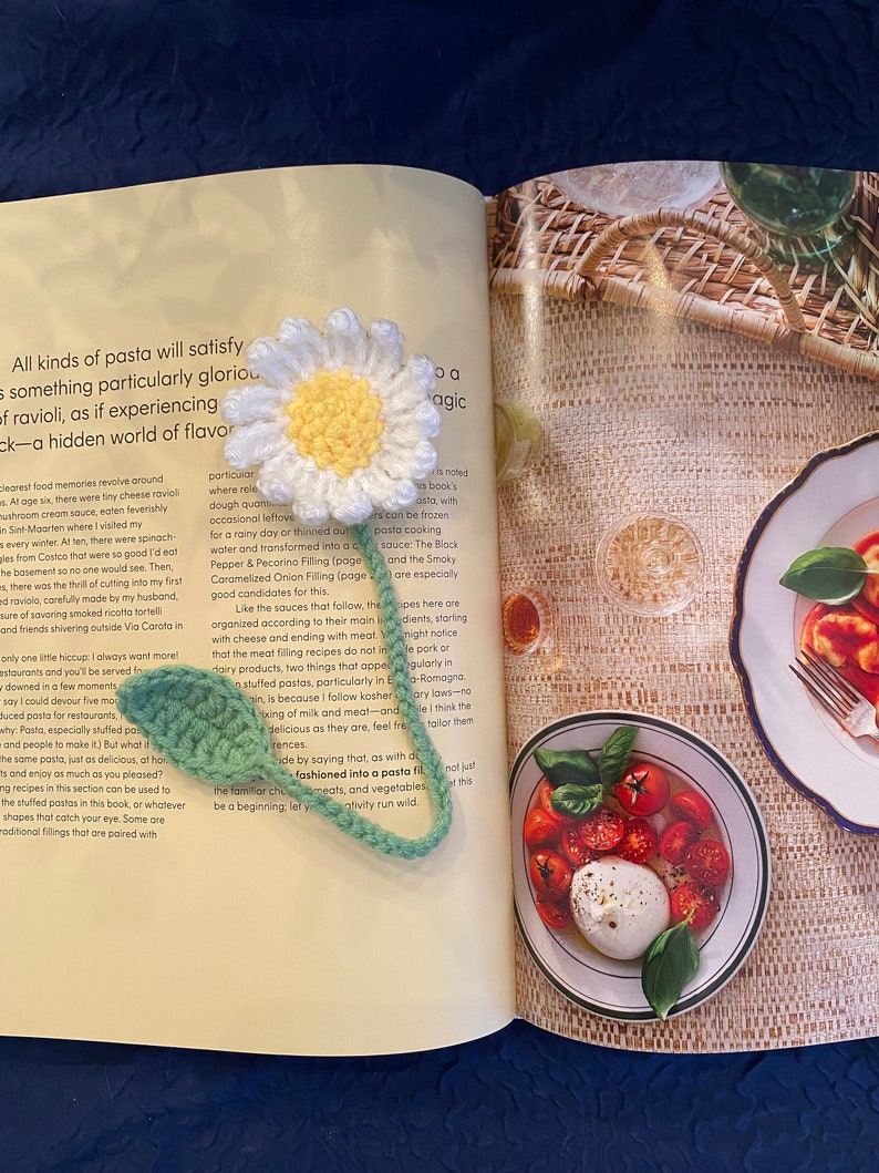 Crochet Daisy Flower Bookmark With Leaf, Accessory for Bookworms - Etsy