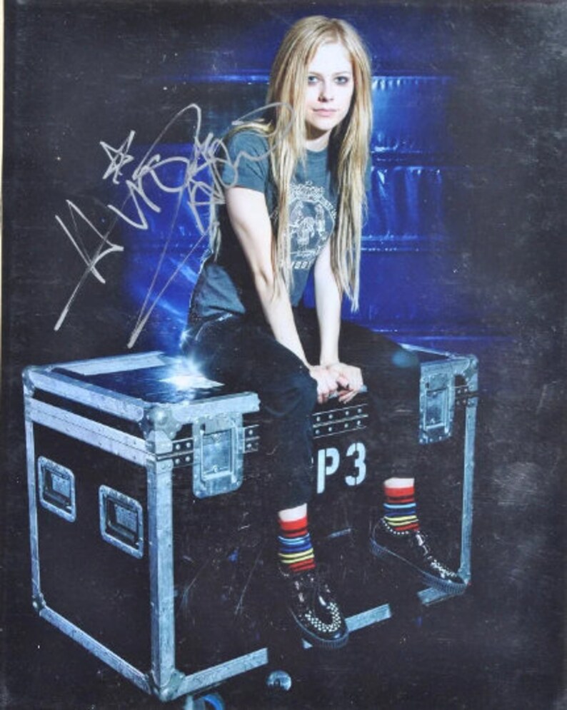 AVRIL LAVIGNE SIGNED Photo - Pop Punk Queen - Complicated - the Best ...