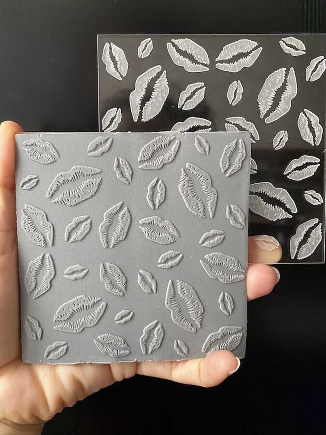 Paku Malzeme Pop-it Acrylic Stamp Lips & Kisses; 10,0*10,0 Cm (texture ...