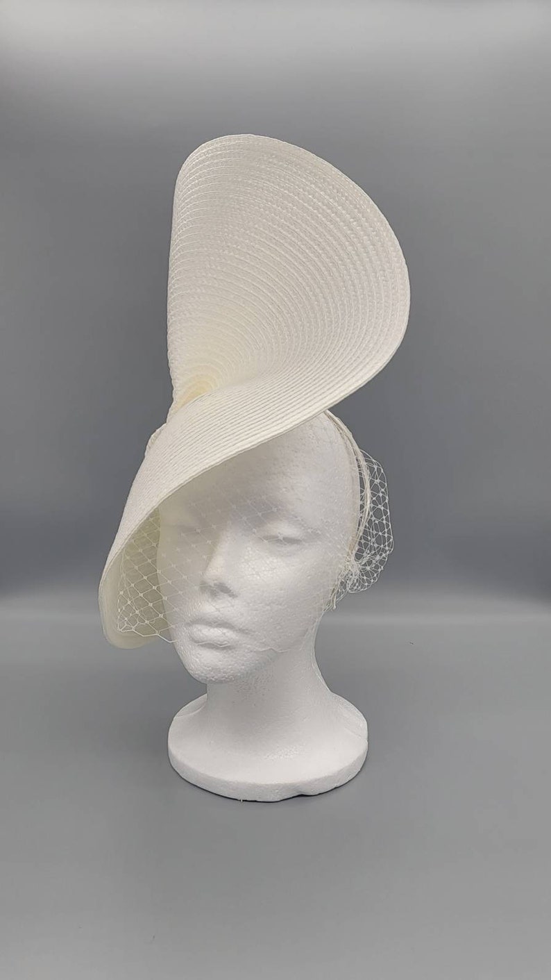 ADALINE Heavenly Bridal Fascinator, Wedding Hat, White Hatinator met Veil, Derby Hat, Royal ...