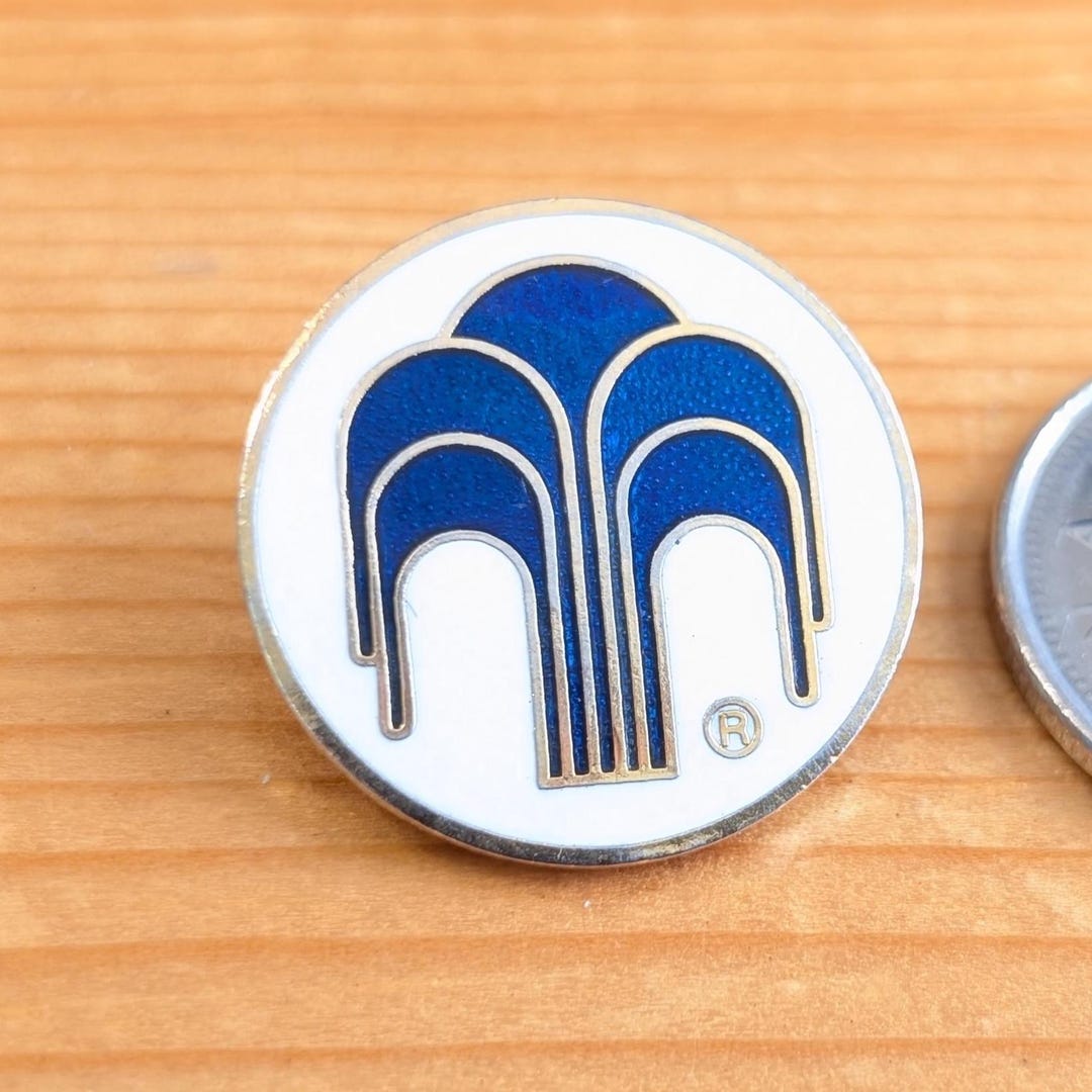 Vintage Round Paragon Signed Blue & White Fountain Goldtone Brooch Pin ...