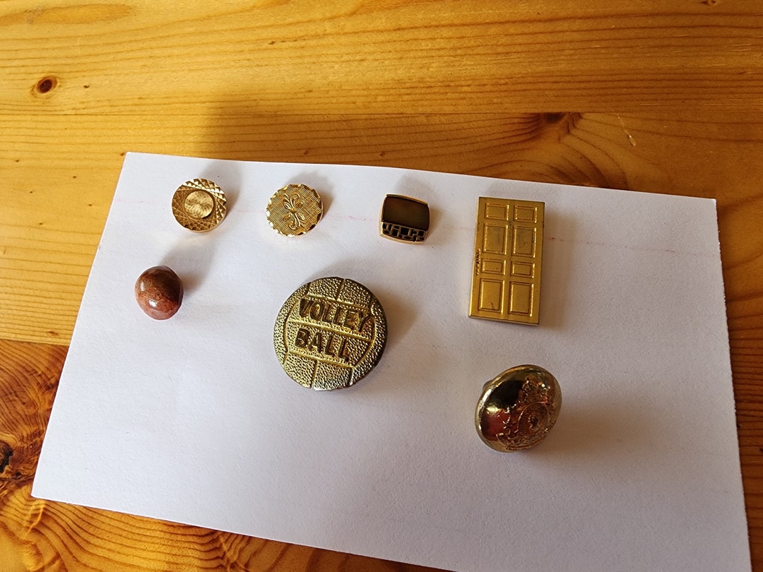 Random Lot of 6 Pins and a Button! - Beautiful Gold Toned Brooch Pin ...