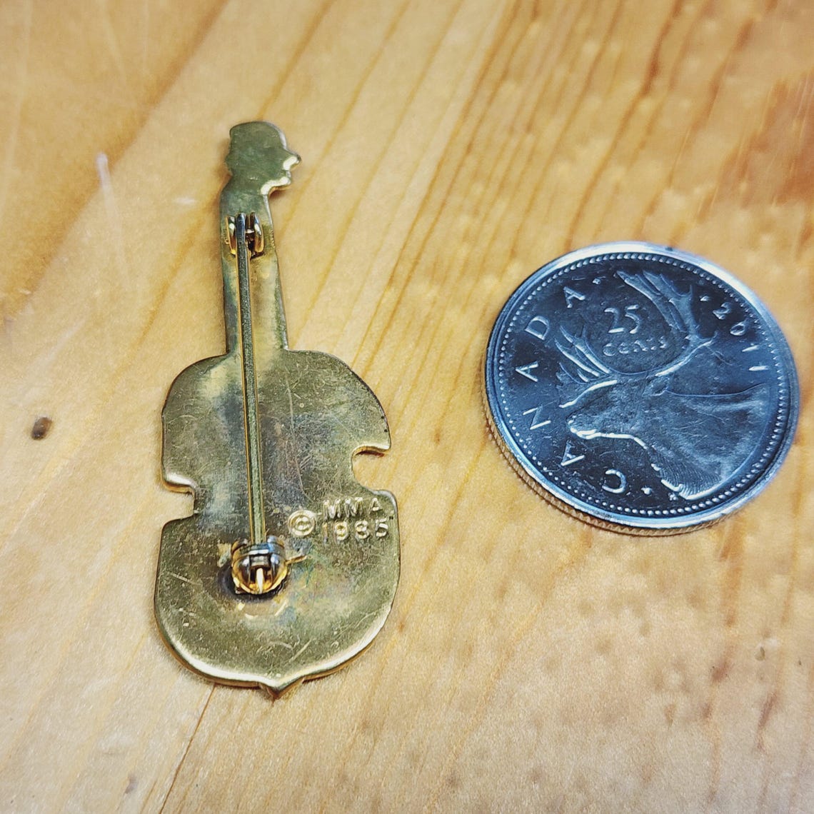 Violin MMA Dark Red Metropolitan Museum of Art Gold Toned Pin 1985 ...