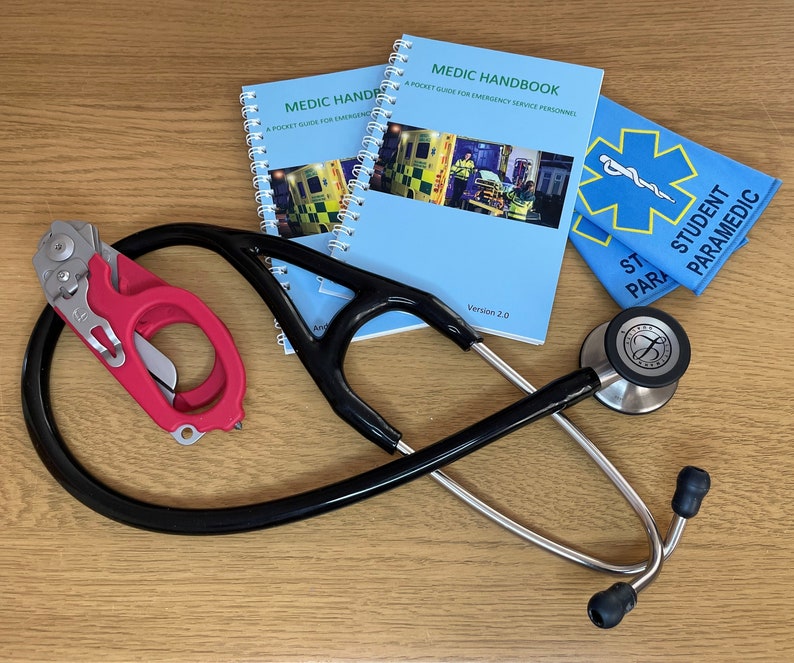 Medic Handbook - Essential Pocket Sized Guide for Paramedics, Ambulance ...
