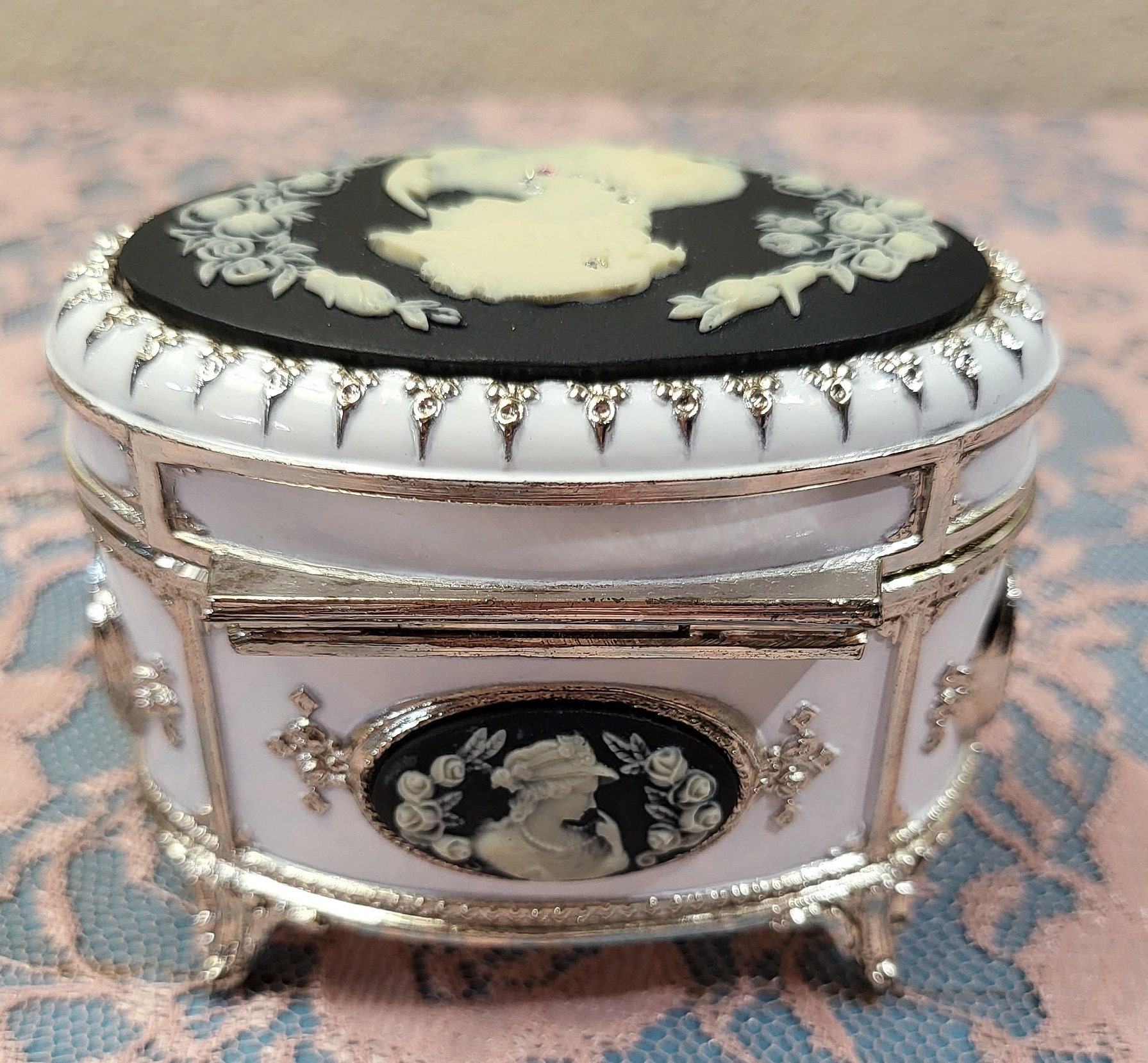 Splendid Sparkling Cameo Music Box Jewelry Box With Swarovski Crystals ...