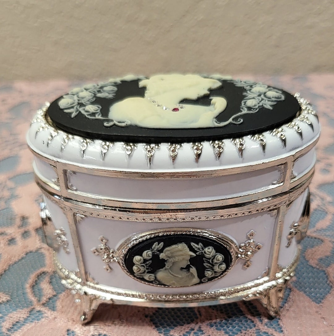 Splendid Sparkling Cameo Music Box Jewelry Box With Swarovski Crystals ...