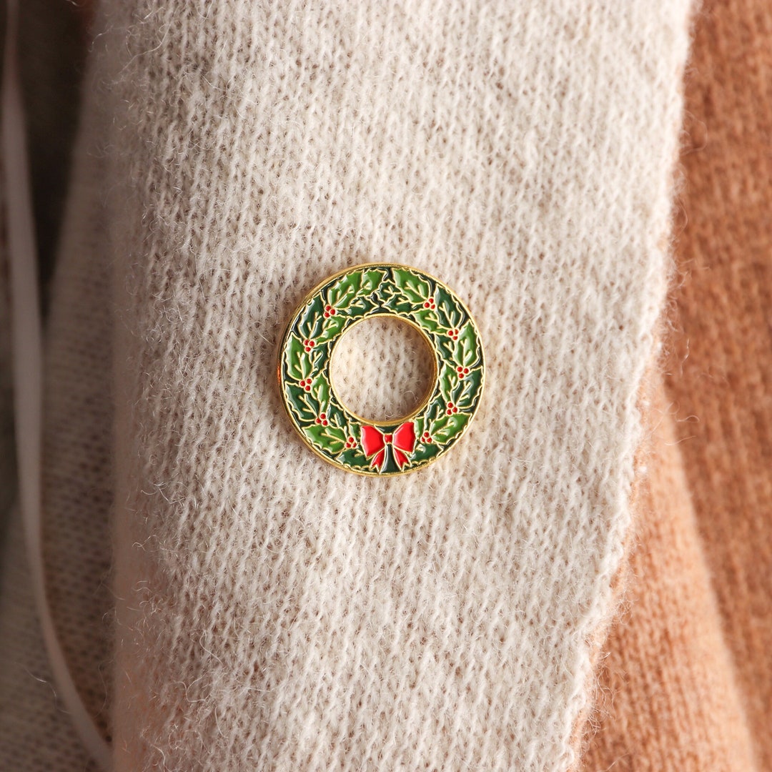 Christmas Wreath Pin Badge - Etsy