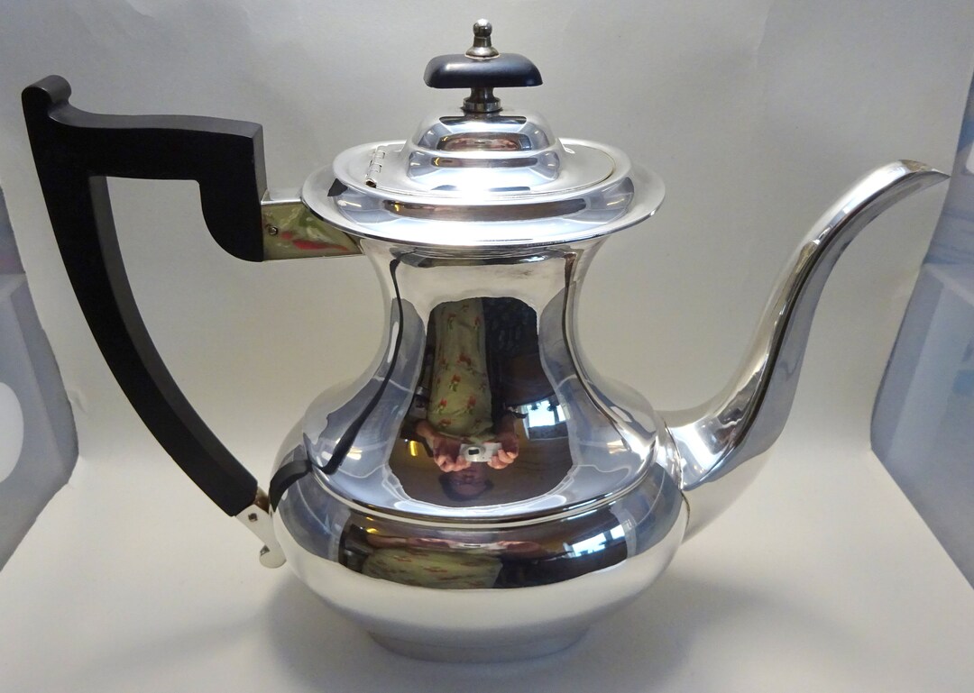 Elegant Georgian-style Viners of Sheffield Silver Plated Coffee Pot ...