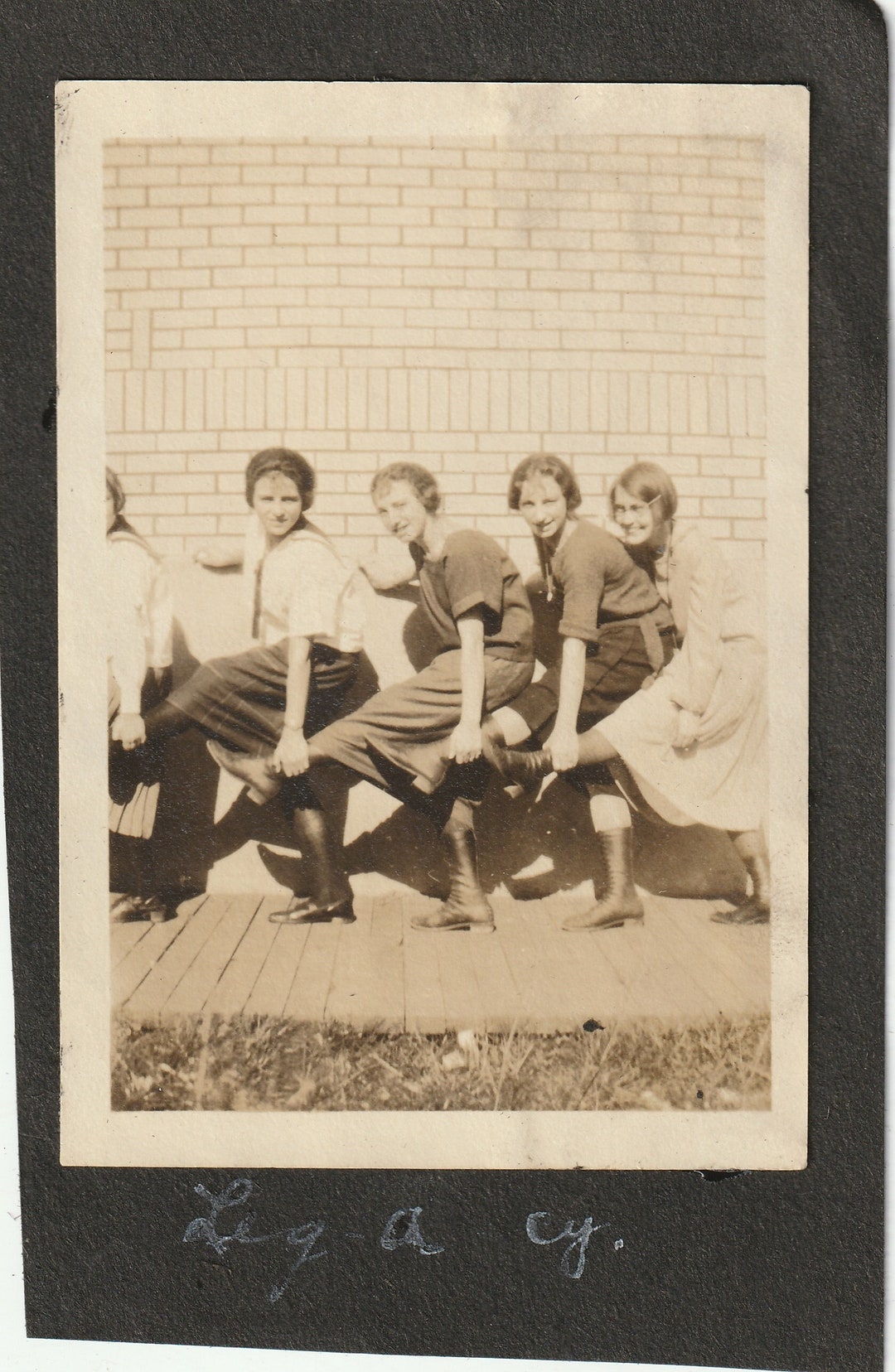 Leg-a-cy FUNNY Cute Flapper Girls Pose for Camera 1920s Vintage ...