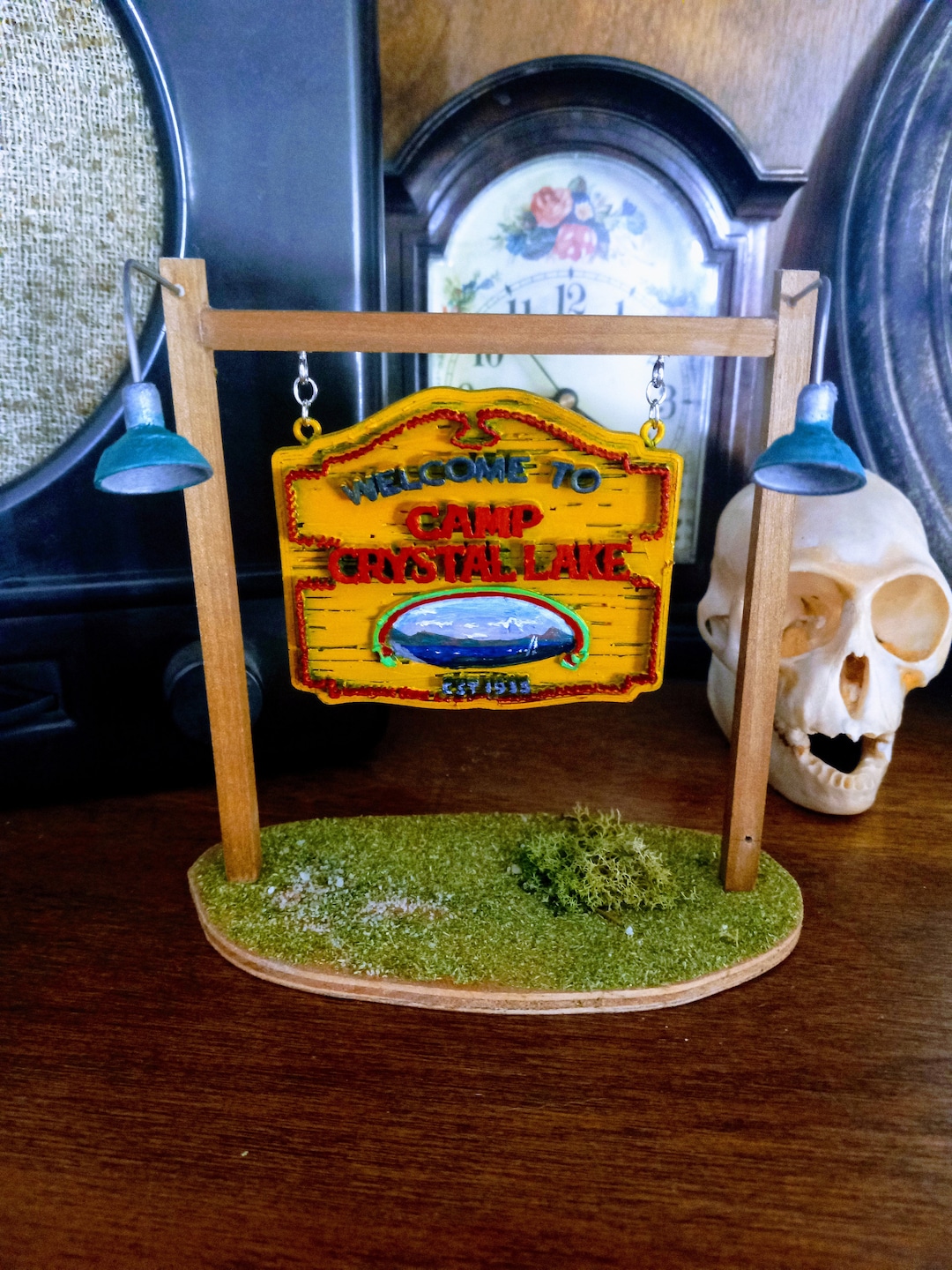Cartello di Camp Crystal Lake: Diorama in miniatura di Venerdì 13 ...