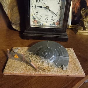 UFO Crashed Flying Saucer HO Scale Diorama - Etsy