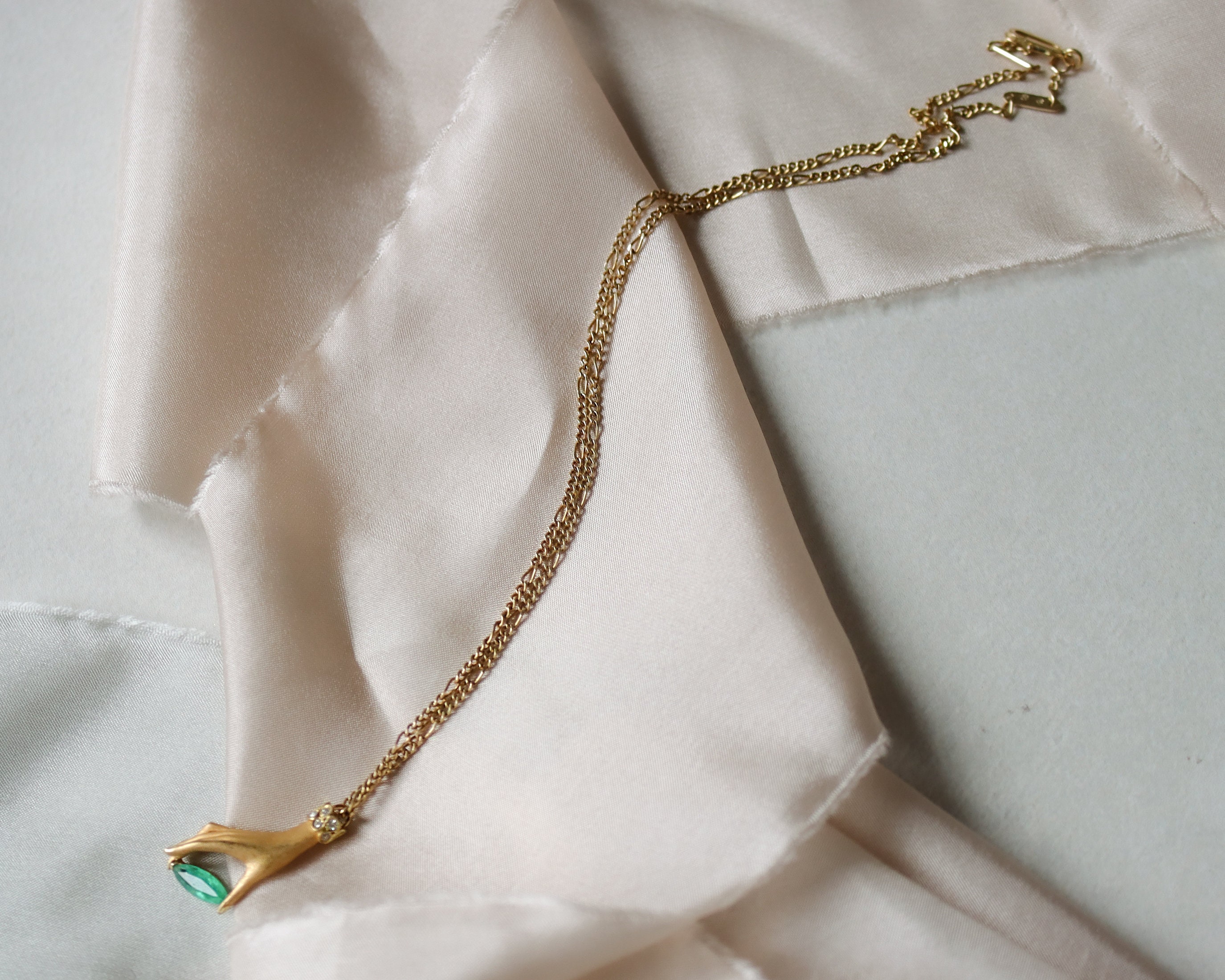 18ct Gold Carrera Y Carrera Emerald and Diamond Hand Pendant Necklace ...