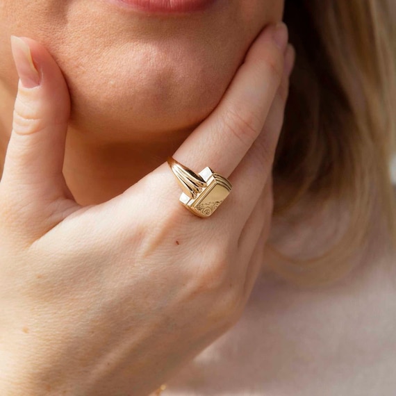 Montgomery 1970s Rectangular Signet Ring 9ct Gold - Gem